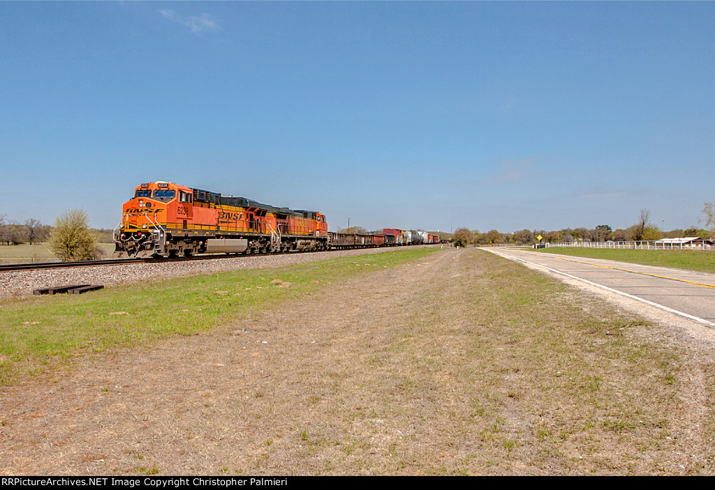 BNSF 6238 and BNSF 5137 Lead H-TULTPL1-31